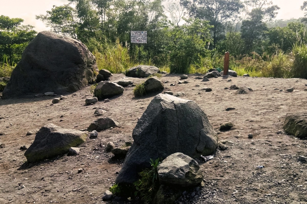 Batu Alien Cangkringan, Saksi Bisu Keganasan Gunung Merapi | WidyaLoka ...