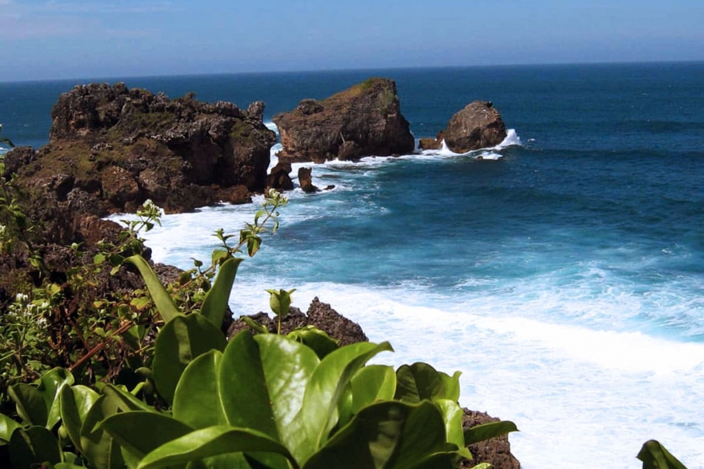 Pantai Siung, Pantai dengan Hamparan Tebing yang Indah - WidyaLoka Wisata