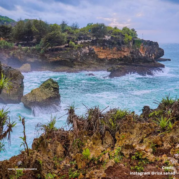 Pantai Gesing | Lokasi, Akses dan Harga Tiket Masuk 2024